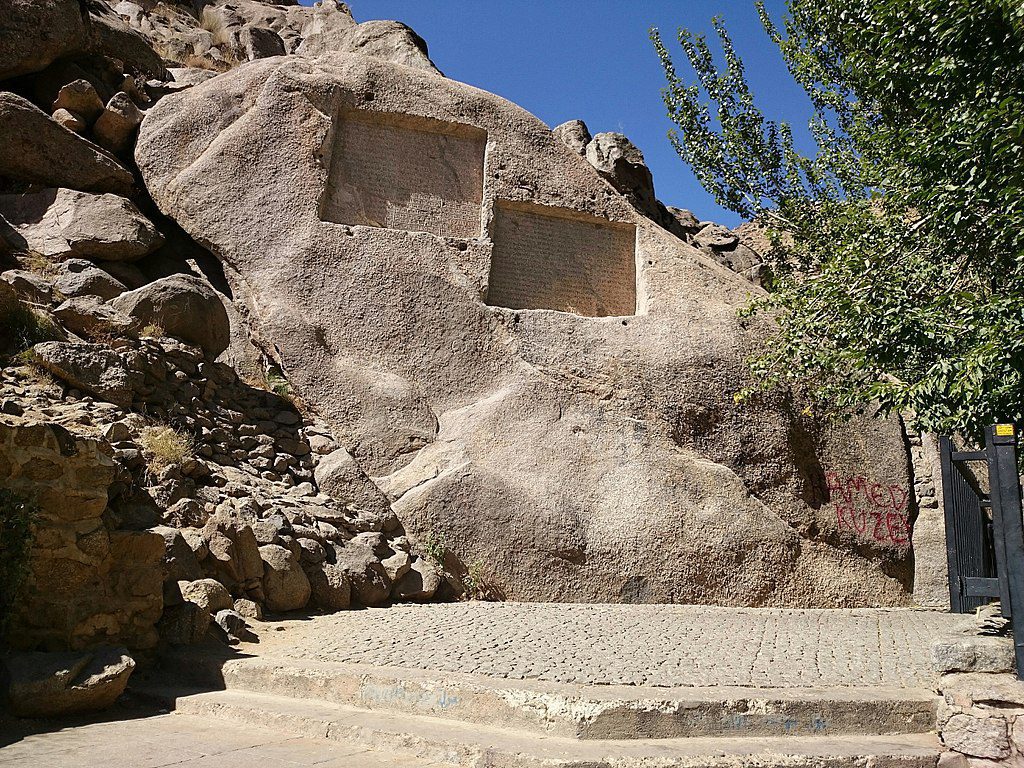 Ganjnameh Inscriptions | Unlocking Ancient Narratives - To Iran Tour
